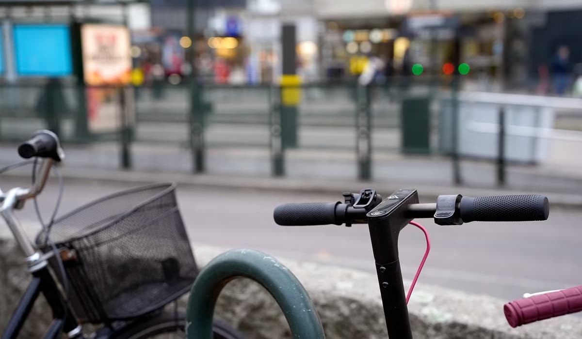 Tyst, snabb och miljövänlig resa med elektrisk bärplansbåt i Stockholms ...